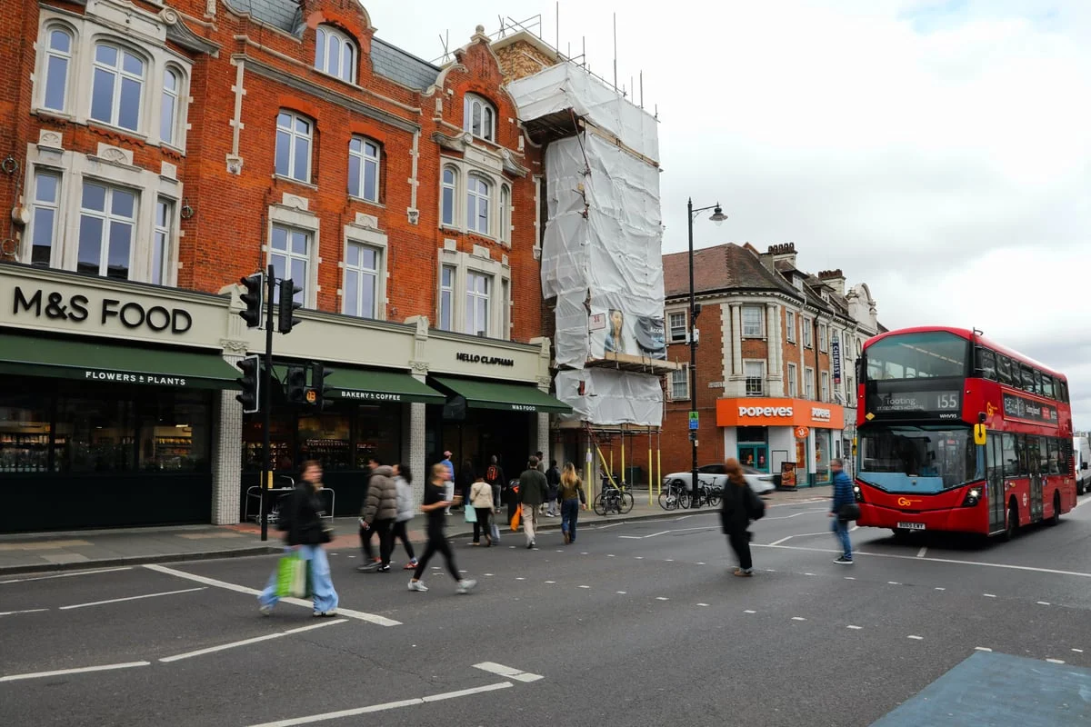 Clapham High Street closed after pedestrian dies in HGV collision — Mogaz