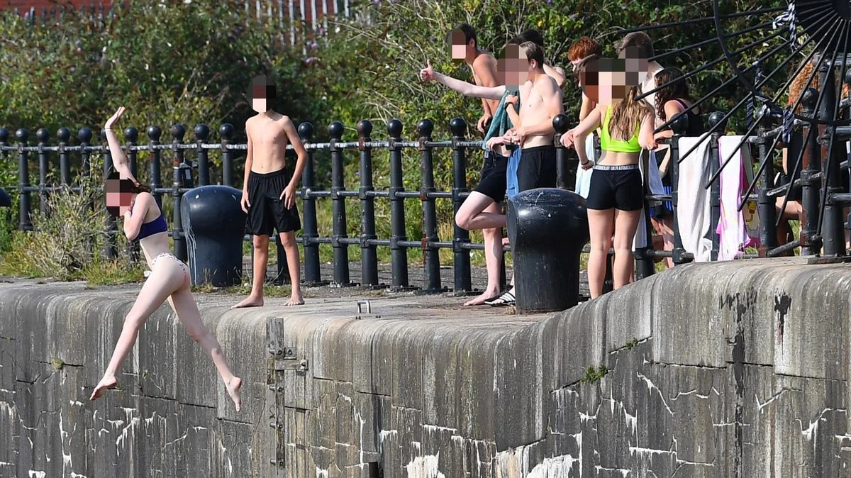 Liverpool Weather: Heat drives fears as Queens Dock swim warnings are ...