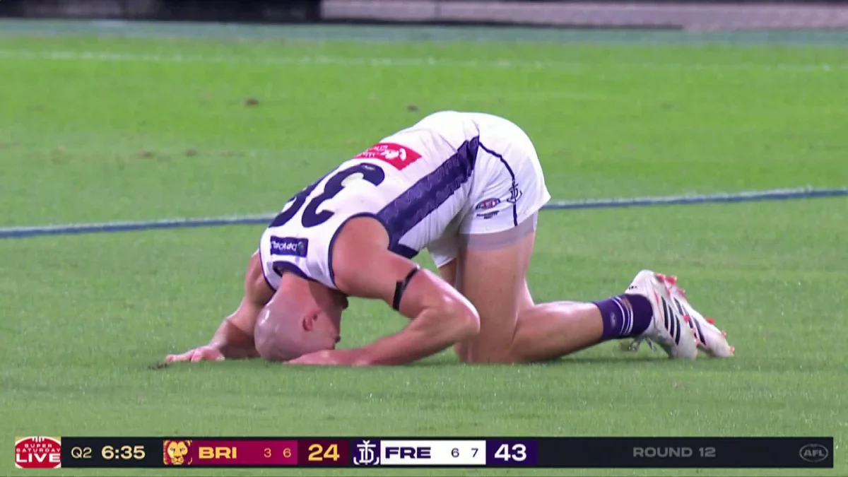 Lachie Neale watch as Brennan Cox exits at half-time for Fremantle — Mogaz